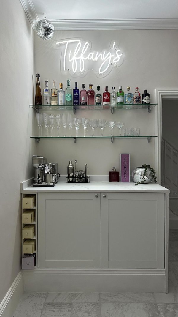Witney White Kitchens | Fitted Kitchens | Howdens