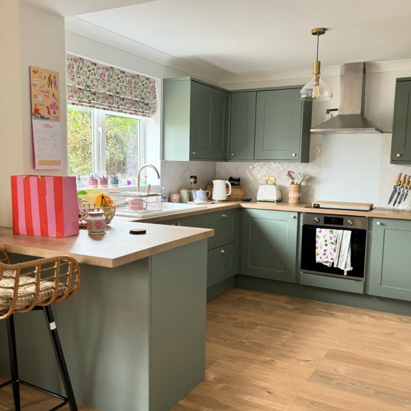 Chelford Reed Green Kitchen | Fitted Kitchens | Howdens