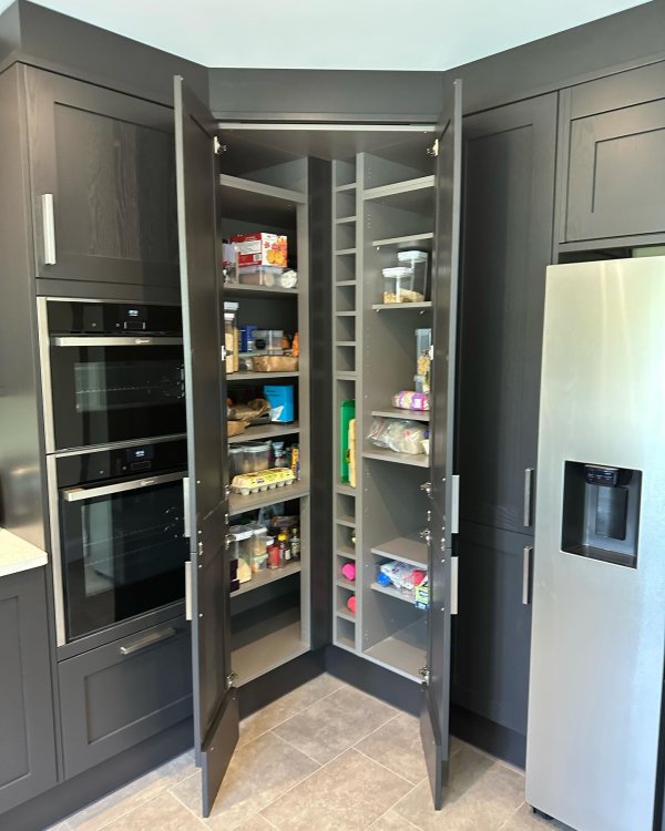 Chilcomb Charcoal Handleless Kitchen | Fitted Kitchens | Howdens