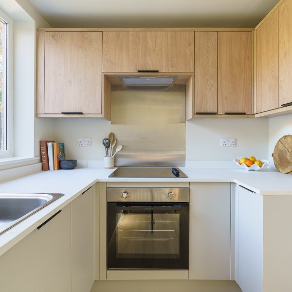 Hockley Textures Oak Kitchen | Fitted Kitchens | Howdens