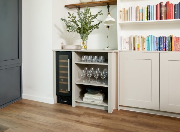 Chelford Pebble Handleless Kitchen | Howdens