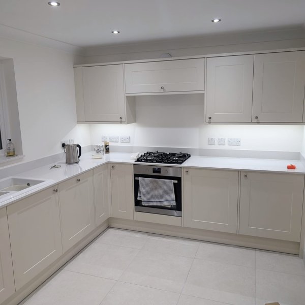 Chelford Dove Grey Handleless Kitchen | Howdens