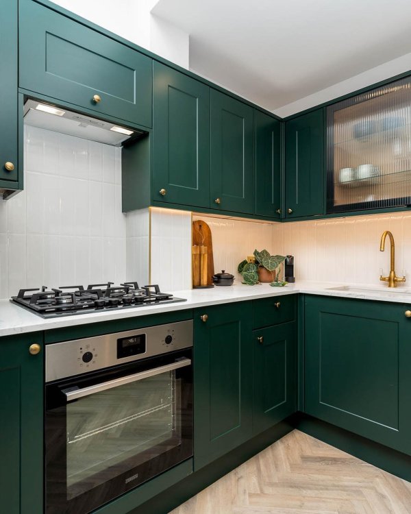 Chelford Fir Green Kitchens | Fitted Kitchens | Howdens
