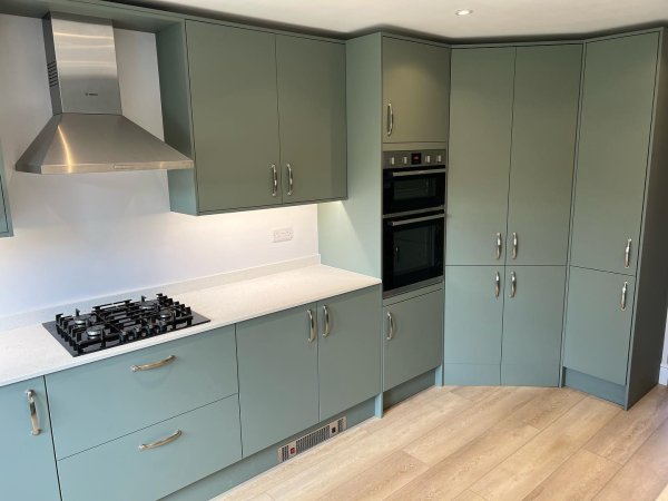 Greenwich Reed Green Kitchen | Fitted Kitchens | Howdens
