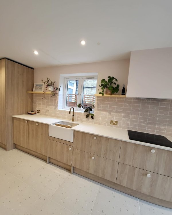 Greenwich Natural Oak Handleless Kitchen | Fitted Kitchens | Howdens