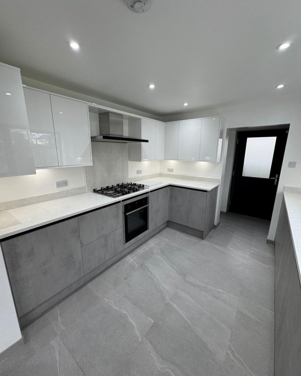 Hockley Textures Concrete Handleless Kitchen | Fitted Kitchens | Howdens