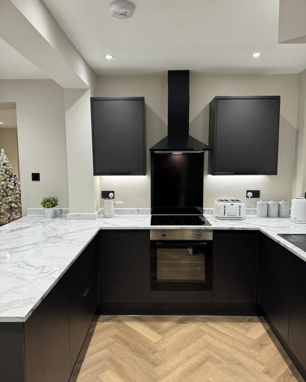 Greenwich Charcoal Kitchen | Fitted Kitchens | Howdens