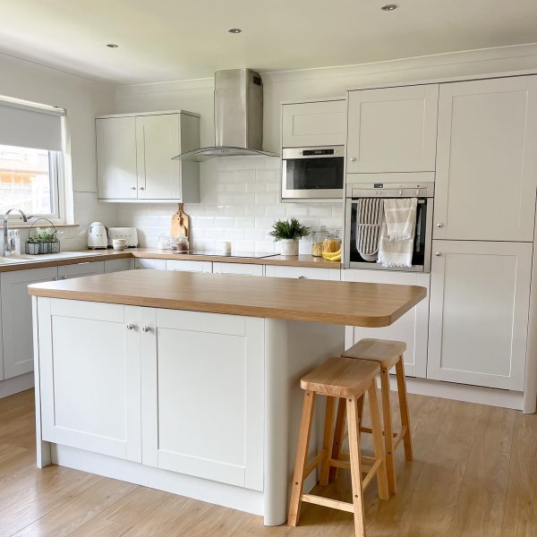 Witney White Kitchens | Fitted Kitchens | Howdens