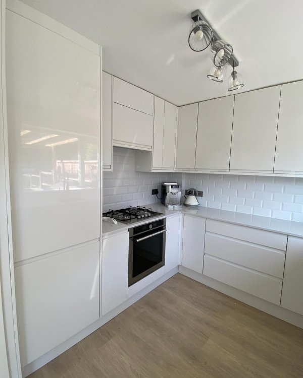Clerkenwell Gloss White Kitchen | Fitted Kitchens | Howdens