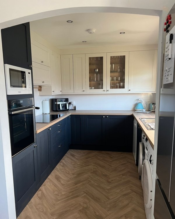 Halesworth Navy Kitchen | Fitted Kitchens | Howdens