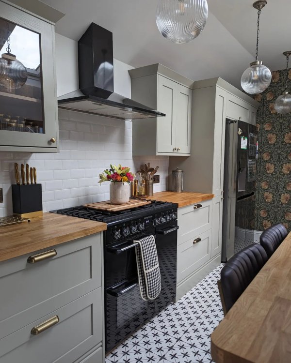 Chilcomb Sage Green Kitchen | Fitted Kitchens | Howdens