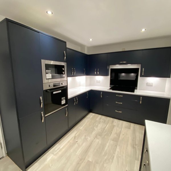 Greenwich Navy Handleless Kitchen | Howdens