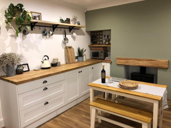 Witney White Kitchens | Fitted Kitchens | Howdens