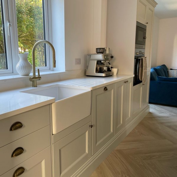 Elmbridge Pebble Kitchen | Fitted Kitchens | Howdens