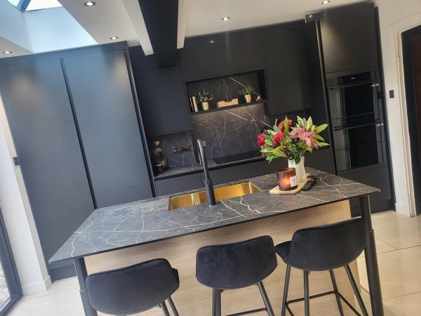 Hockley Super Matt Charcoal Handleless Kitchen | Howdens