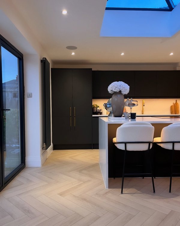 Hockley Super Matt Charcoal Kitchen | Fitted Kitchens | Howdens