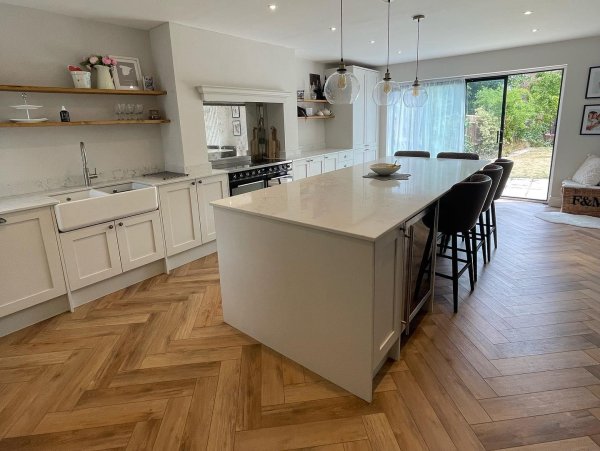 Chilcomb Porcelain Handleless Kitchen | Howdens