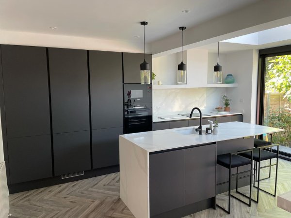 Hockley Super Matt Charcoal Handleless Kitchen | Howdens