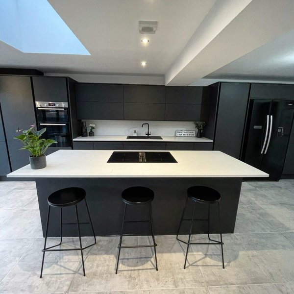 Hockley Super Matt Charcoal Handleless Kitchen | Howdens