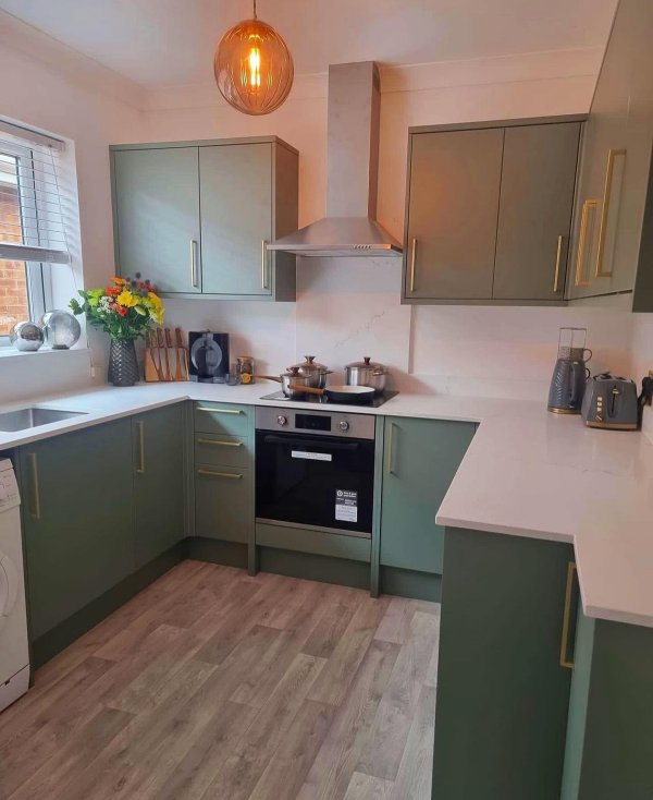 Greenwich Reed Green Kitchen | Fitted Kitchens | Howdens