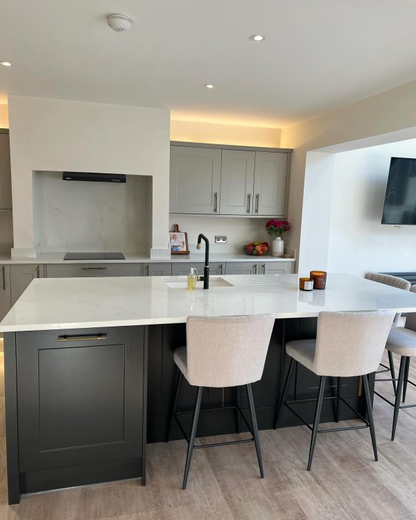 Chelford Pebble Kitchen | Fitted Kitchens | Howdens