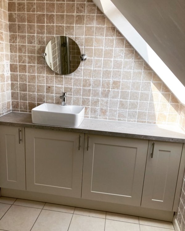 Chelford Pebble Bathroom | Fitted Bathrooms | Howdens