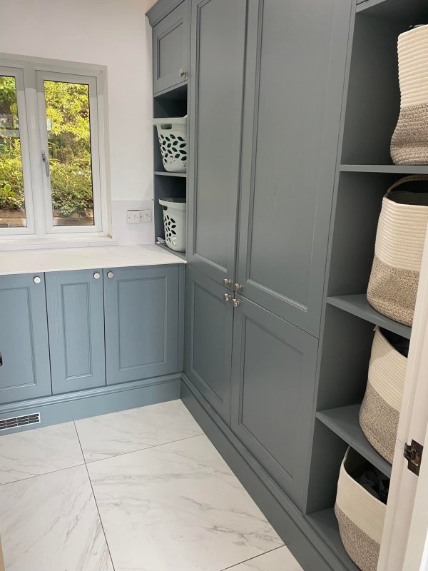 Elmbridge Dusk Blue In Frame Kitchen | Howdens