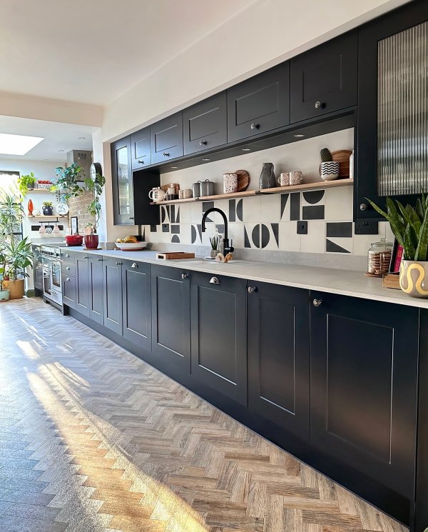 Chelford Navy Handleless Kitchen | Fitted Kitchens | Howdens