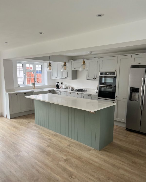 Chilcomb Reed Green In Frame Kitchen | Howdens