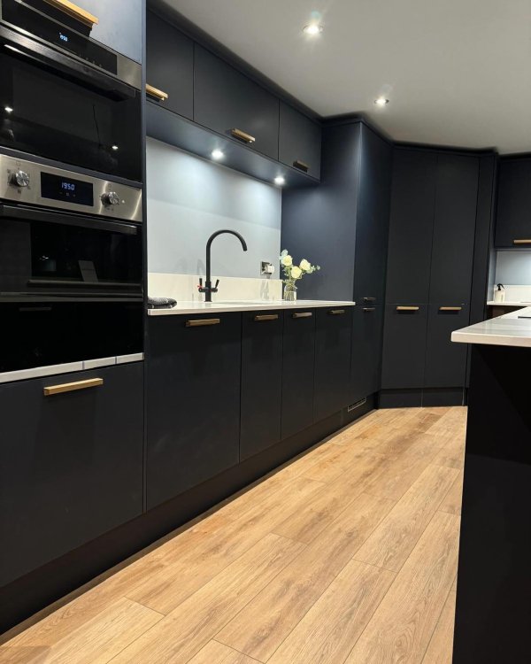Hockley Super Matt Navy Handleless Kitchen | Howdens