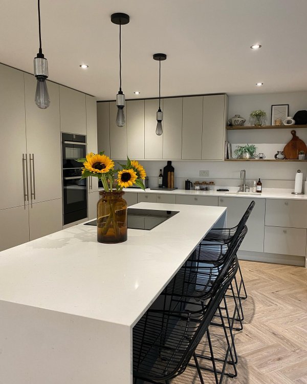 Greenwich Sandstone Kitchen | Fitted Kitchen | Howdens