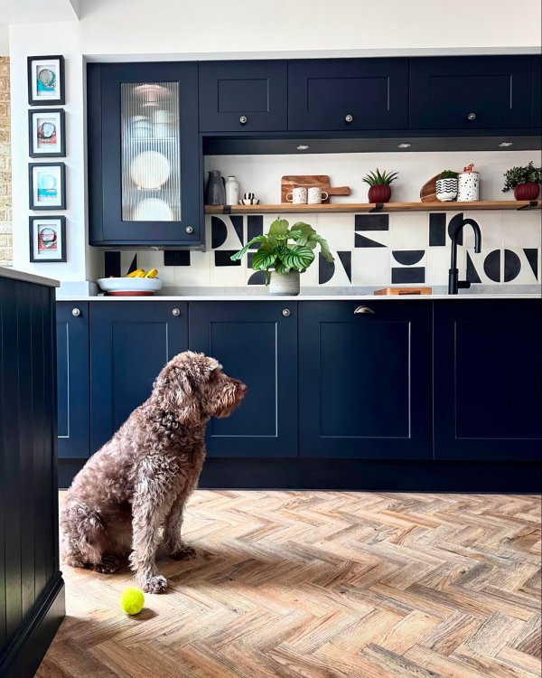 Chelford Navy Handleless Kitchen | Fitted Kitchens | Howdens