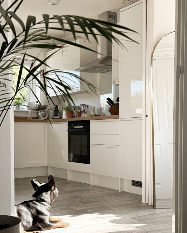 Clerkenwell Gloss White Kitchen | Fitted Kitchens | Howdens