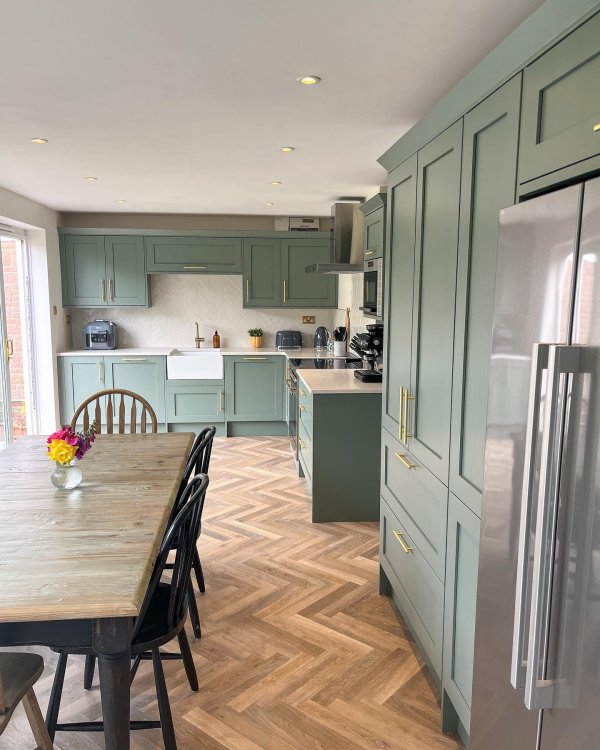 Chilcomb Sage Green Kitchen | Fitted Kitchens | Howdens