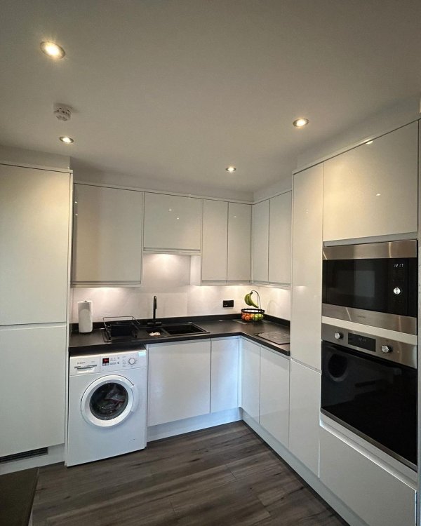 Clerkenwell Gloss White Bathroom | Fitted Bathrooms | Howdens