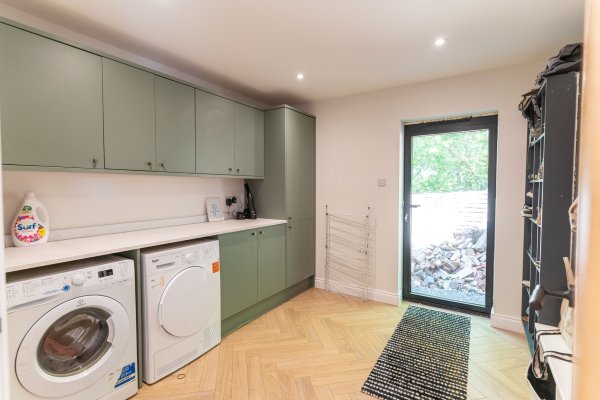 Greenwich Reed Green Kitchen | Fitted Kitchens | Howdens