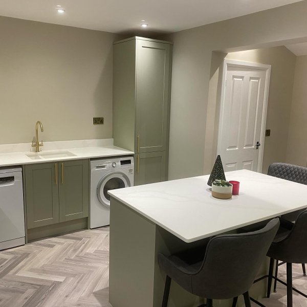 Allendale Sage Green Kitchen | Fitted Kitchens | Howdens