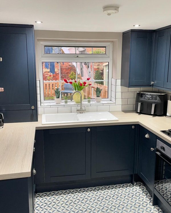Allendale Navy Kitchen | Fitted Kitchens | Howdens