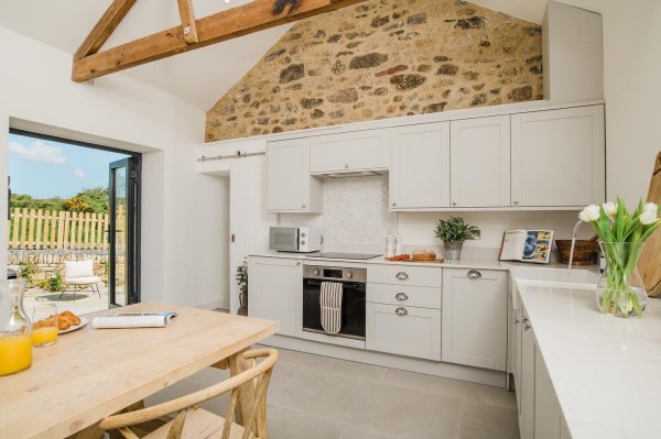 Witney Pebble Kitchen | Fitted Kitchens | Kitchens | Howdens