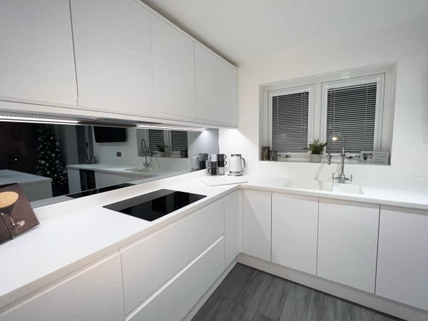 Clerkenwell Gloss White Kitchen | Fitted Kitchens | Howdens