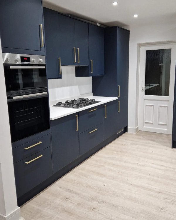 Greenwich Navy Handleless Kitchen | Howdens