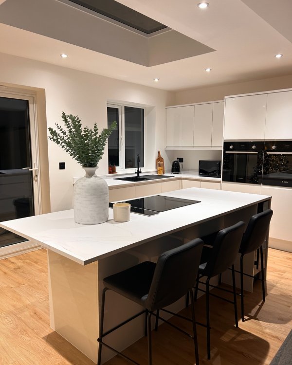 Clerkenwell Gloss White Kitchen | Fitted Kitchens | Howdens