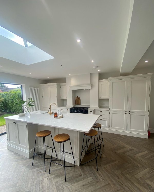 Elmbridge Porcelain In Frame Kitchen | Howdens