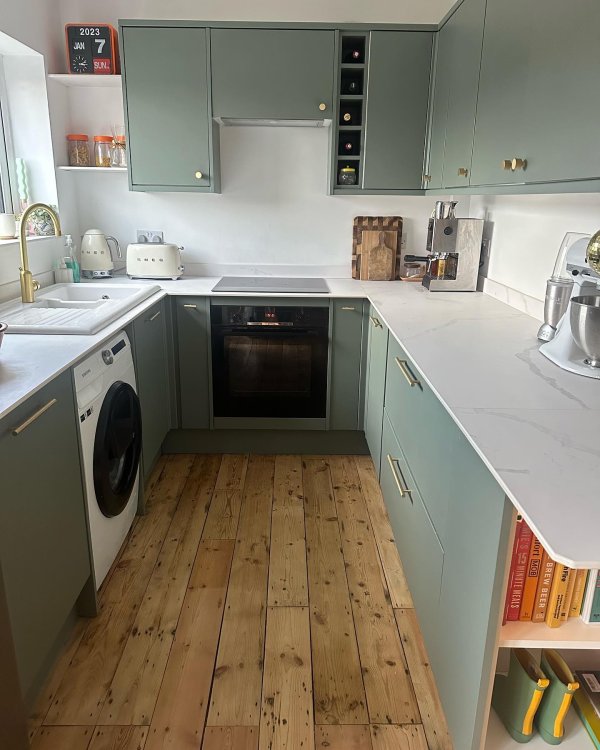 Greenwich Reed Green Kitchen | Fitted Kitchens | Howdens