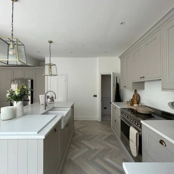 Elmbridge Pebble In Frame Kitchen | Howdens