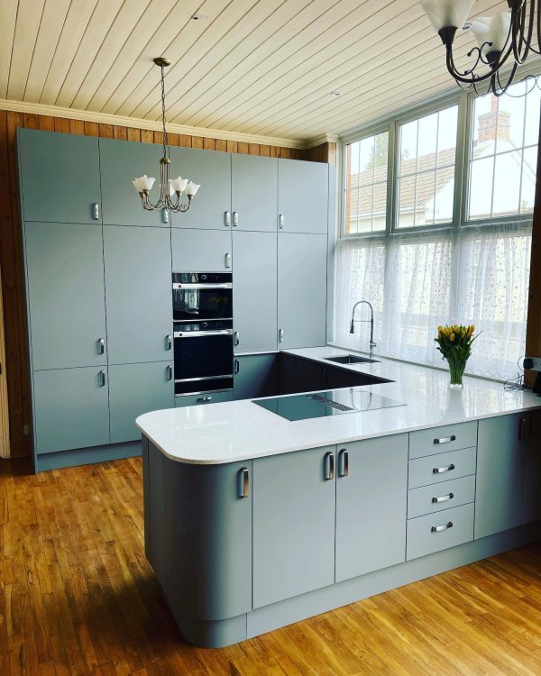 Greenwich Dove Grey Kitchen | Fitted Kitchens | Howdens