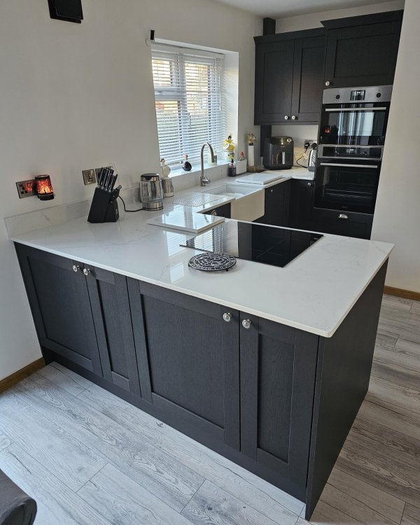 Halesworth Charcoal Kitchen | Fitted Kitchens | Howdens