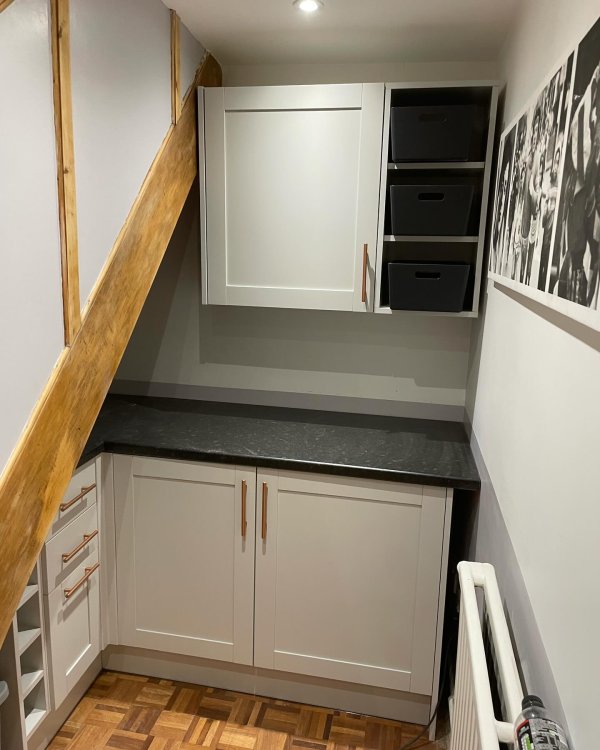 Witney Dove Grey Kitchen | Fitted Kitchens | Howdens