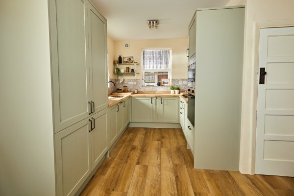Allendale Sage Green Kitchen | Fitted Kitchens | Howdens
