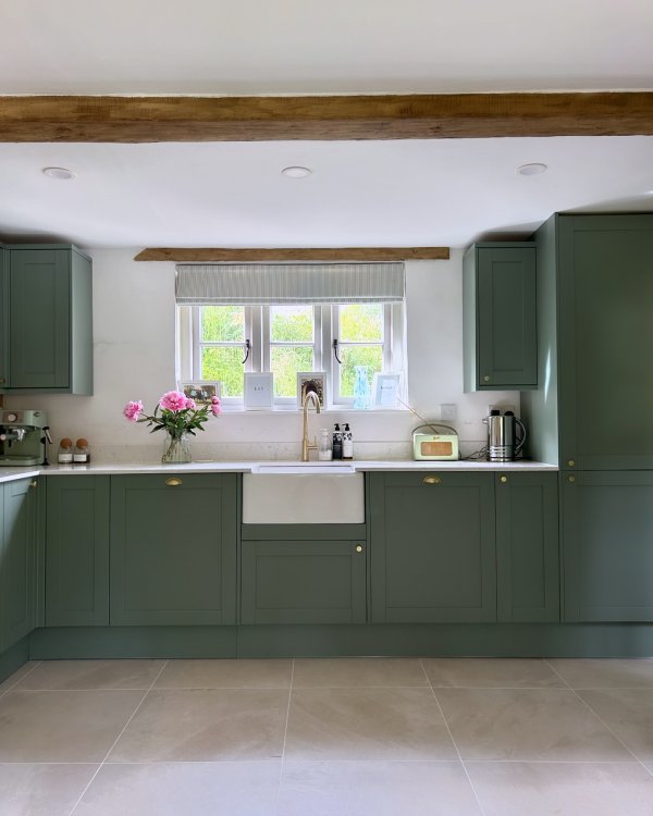 Witney Reed Green Kitchen | Fitted Kitchens | Kitchens | Howdens